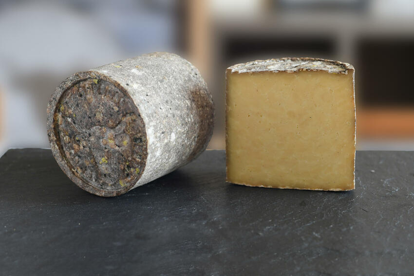 Une bonne tomme de vache au lait cru - Le monde de l'épicerie fine